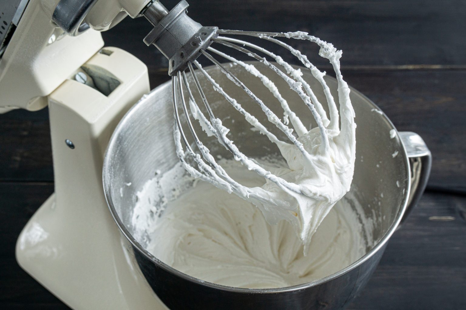 Royal Icing (With Fresh Egg Whites) - Cakesperiments